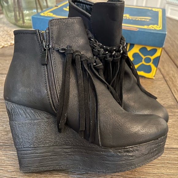 Sbicca | Shoes | Sbicca Black Zepp Chunky Wedge Size 6 Ankle Boots ...